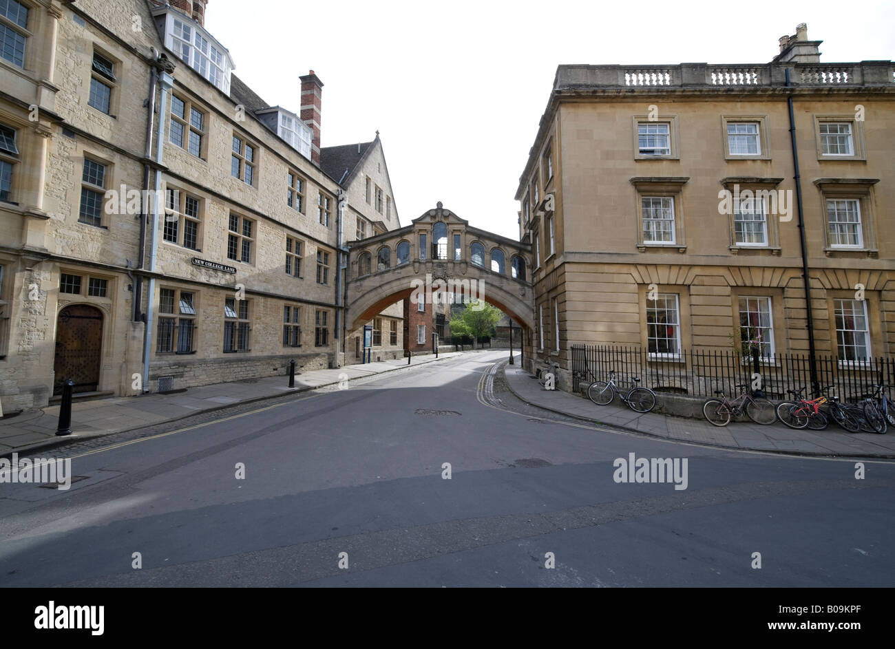 Hertford College 'Bridge of Sighs' which links the Colleges Old and New ...
