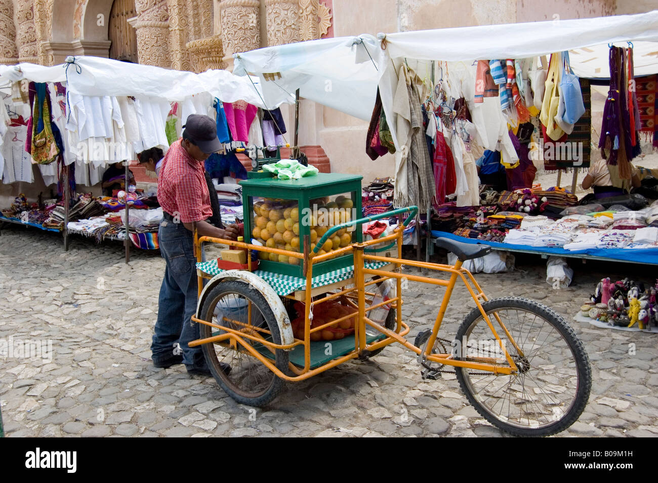 Fruit juice seller hi-res stock photography and images - Alamy
