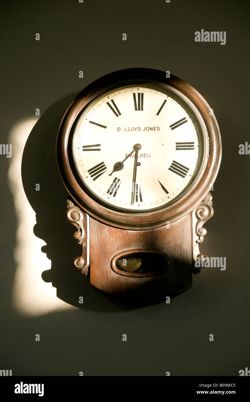 Antique pendulum clock 7 hi-res stock photography and images - Alamy