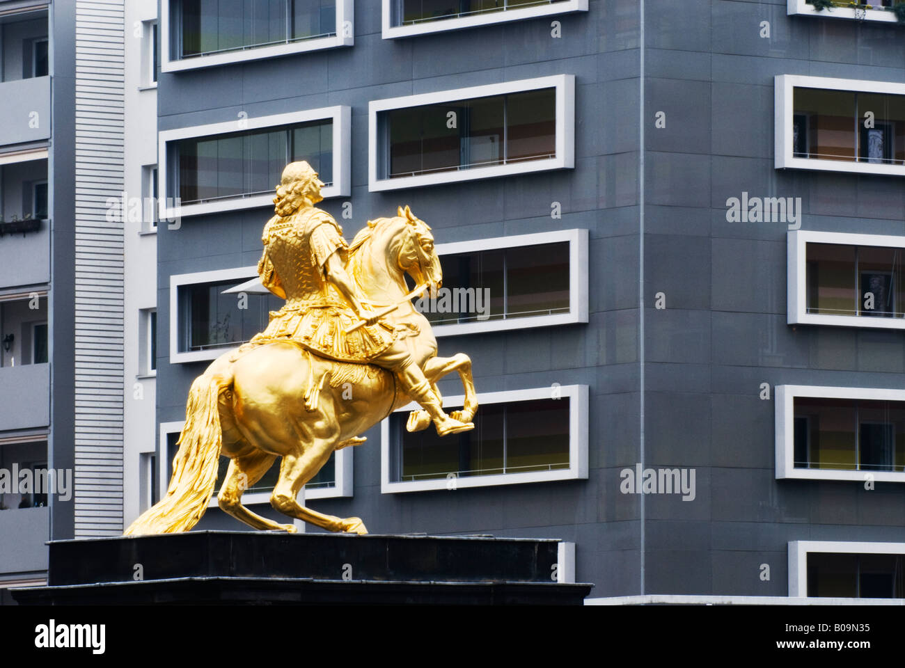 Gilded statue hi-res stock photography and images - Alamy