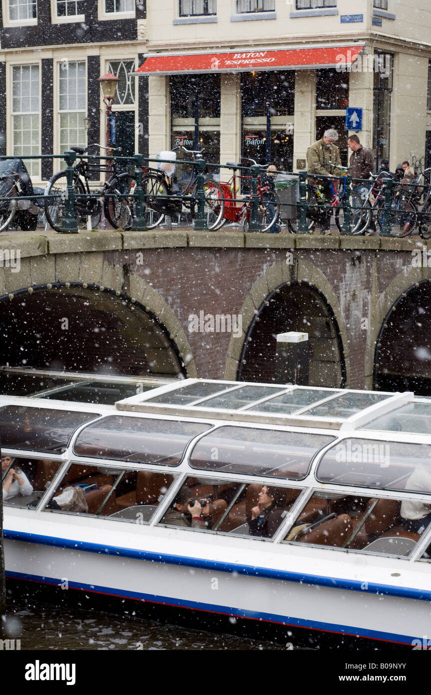 Amsterdam, tourist boat passing beneath bridge on Herengracht canal, in ...