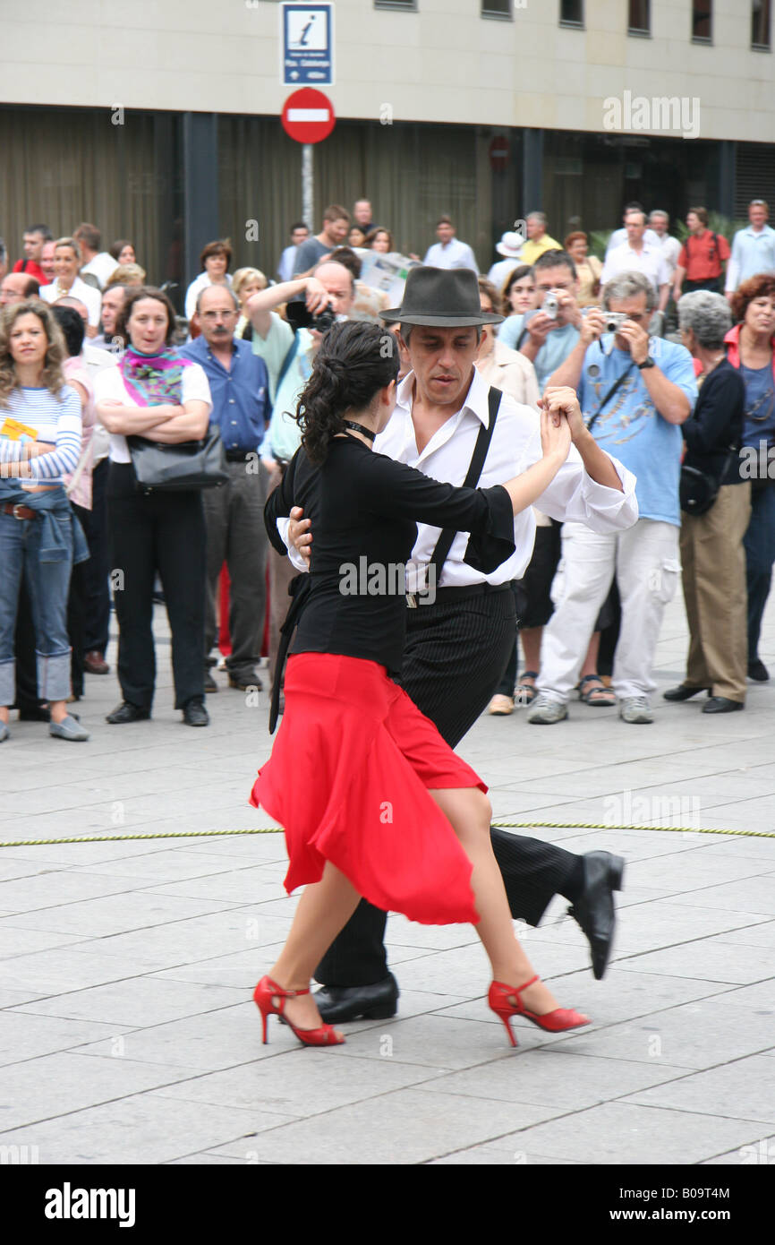 Barcelona street dance Stock Photo - Alamy