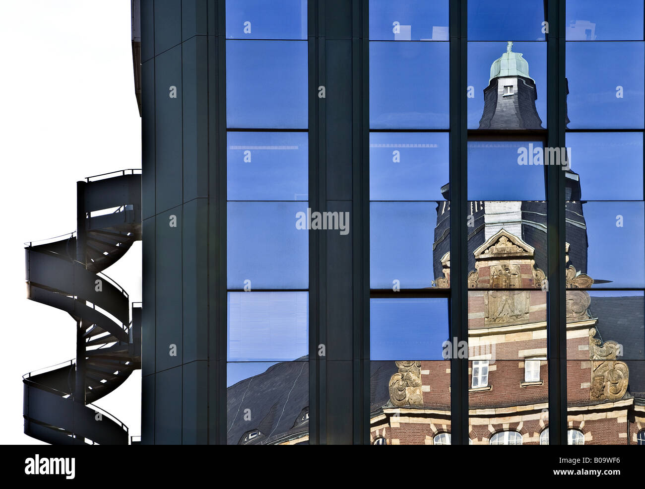 mirror image of the old post office in the new glass cladding of the ...