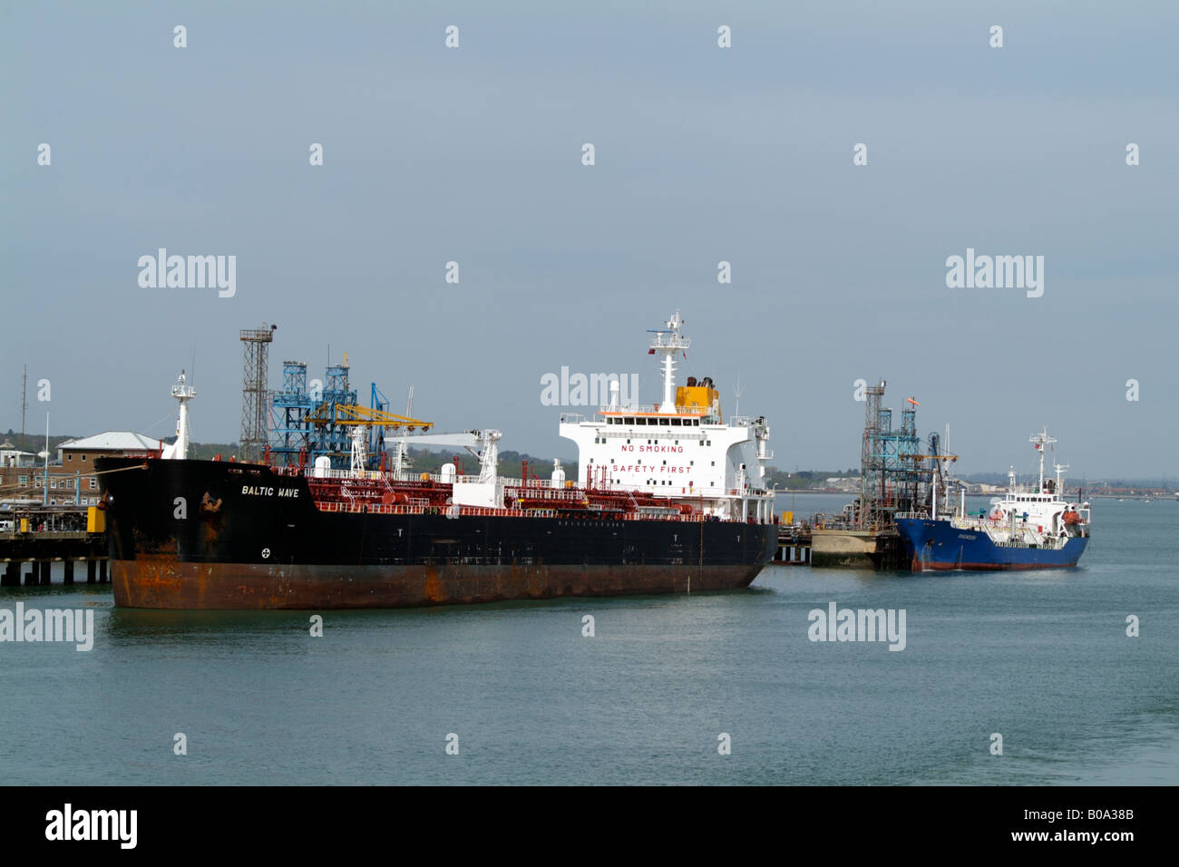 Exxonmobil fawley oil refinery hi-res stock photography and images - Alamy