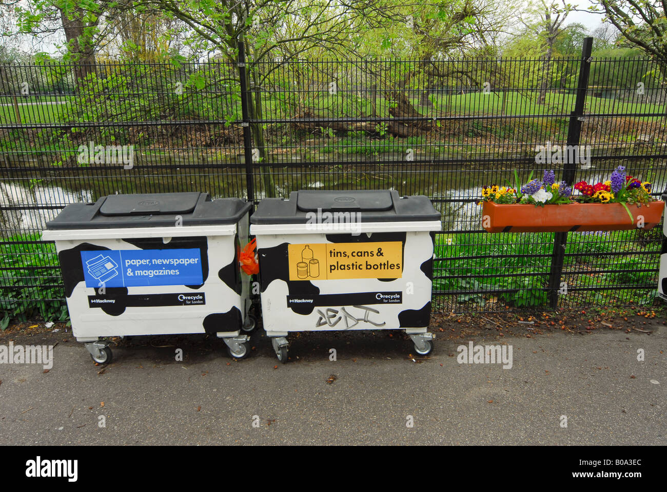 RECYCLE CONTAINER IN CLISSOLD PARK Stock Photo - Alamy