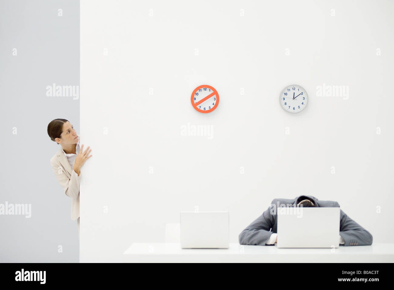 Woman peeking around corner hi-res stock photography and images - Alamy