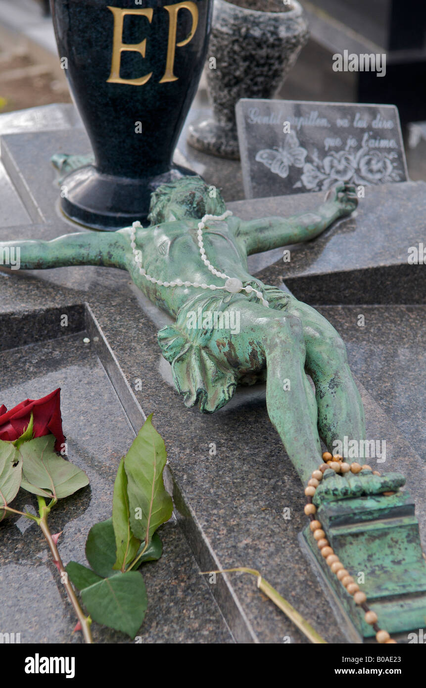 The grave of Edith Piaf in Père Lachaise Cemetery Paris France Stock ...