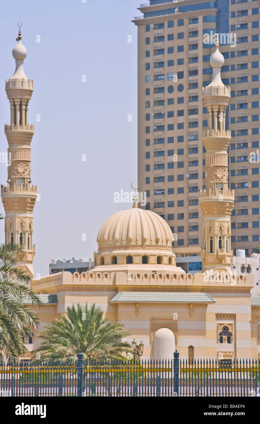 Mosque and modern building in Sharjah Stock Photo - Alamy