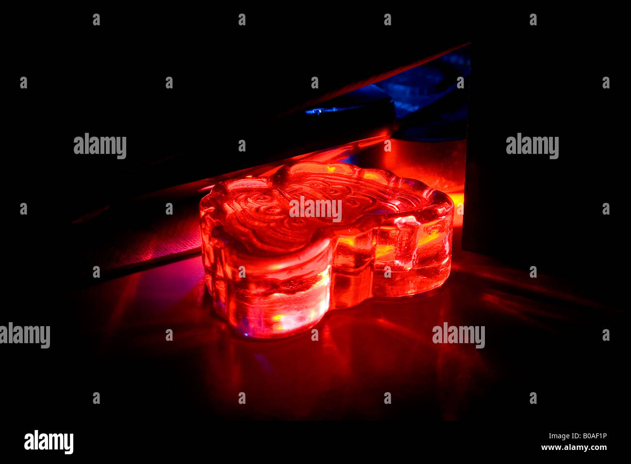 Red glass sculpture hi-res stock photography and images - Alamy