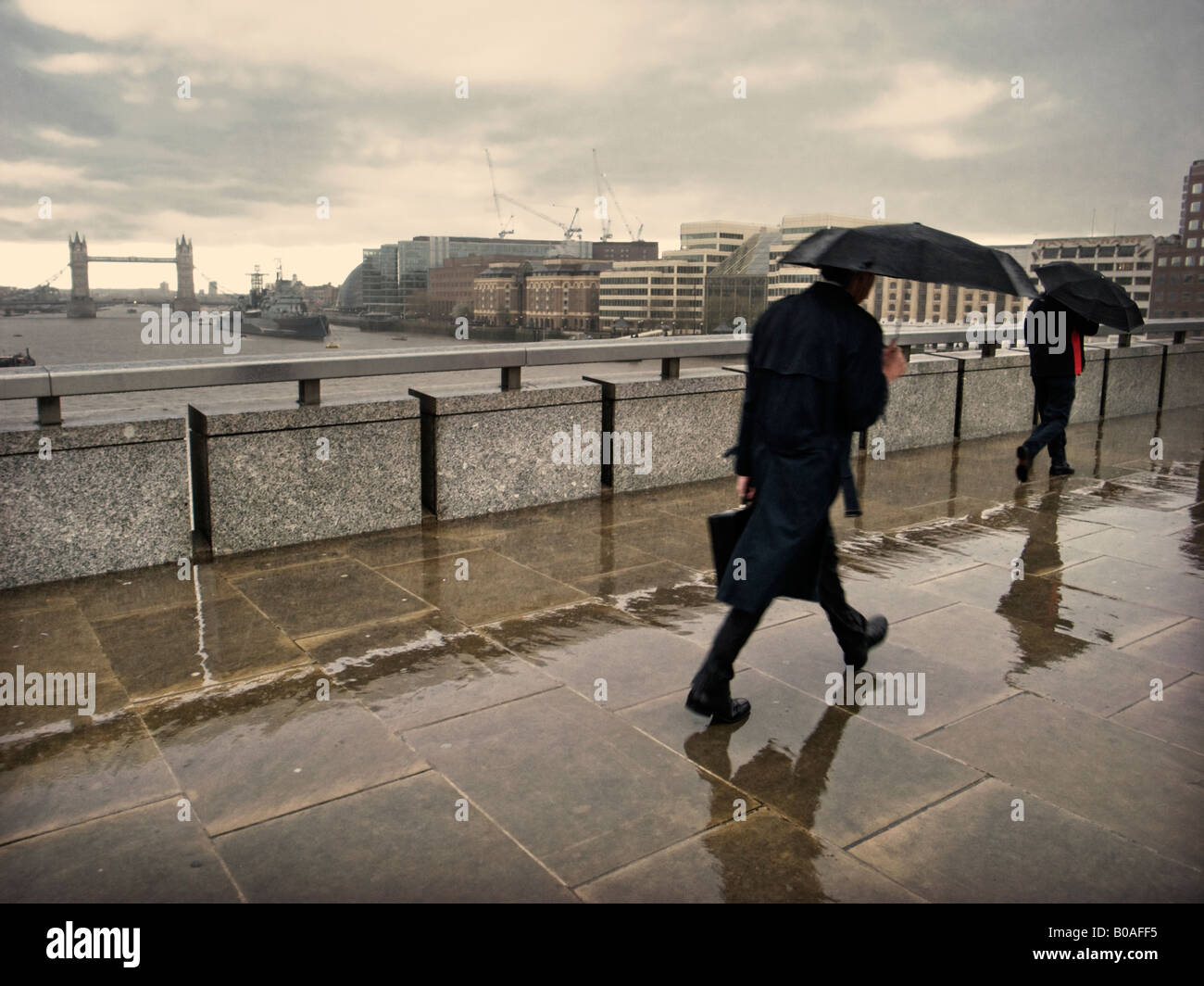 Wet weather london bridge commuters hi-res stock photography and images ...