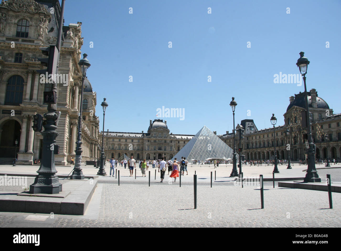 Square court of the louvre, paris hi-res stock photography and images ...