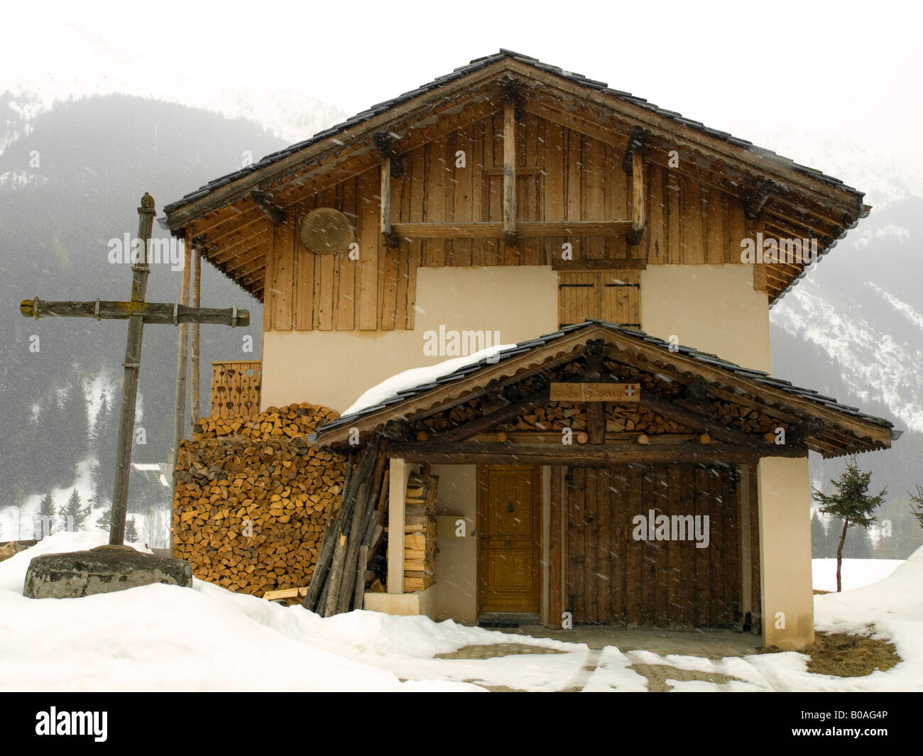 Log cabin in the alps hi-res stock photography and images - Alamy