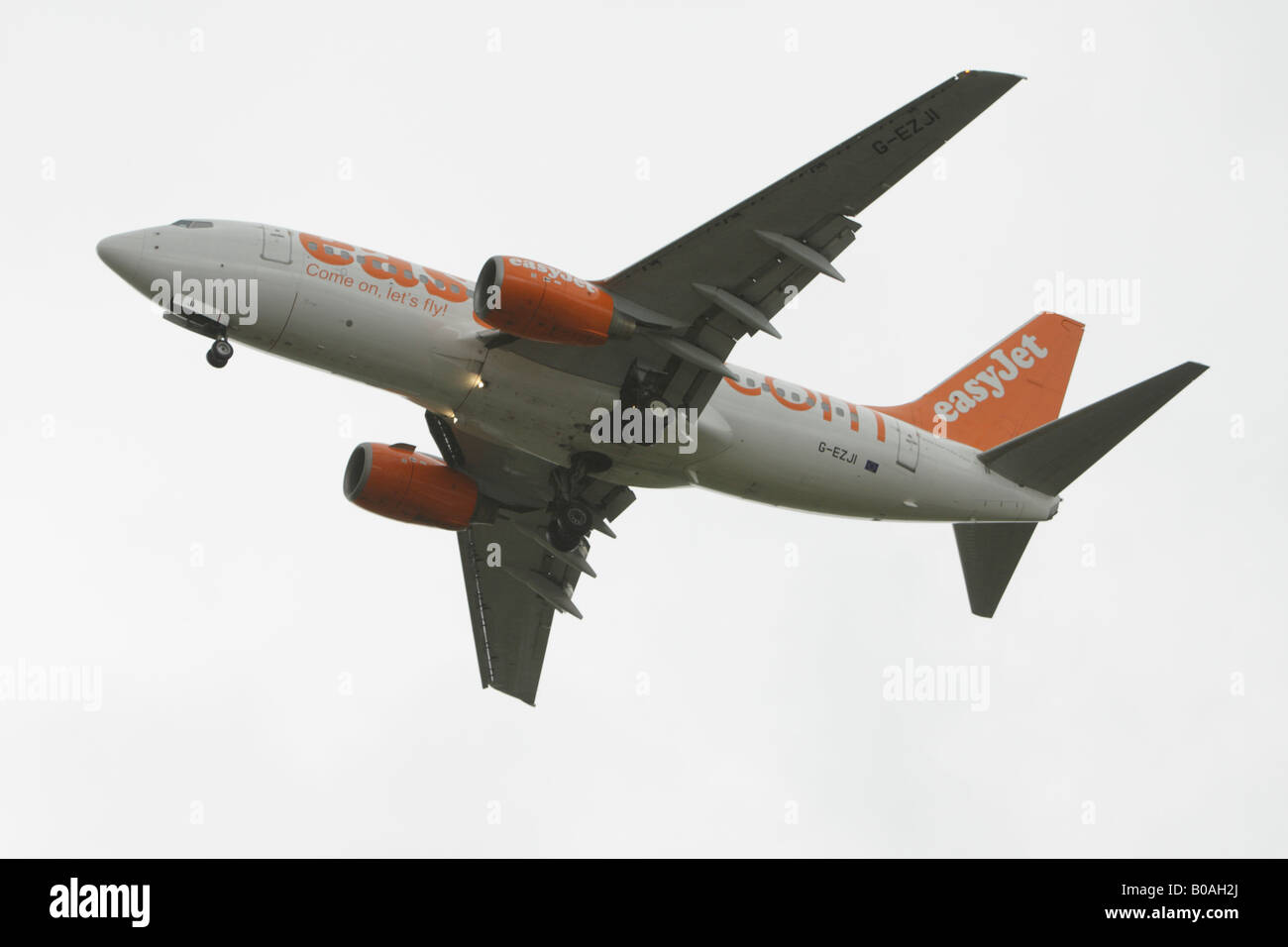 Aircraft on final approach to landing at Luton Airport Stock Photo - Alamy
