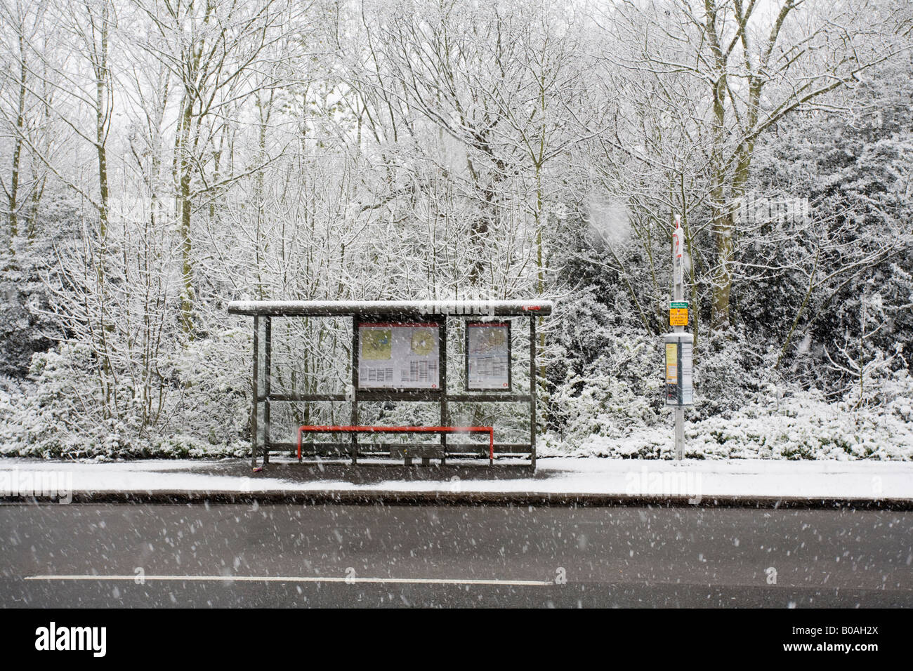 London bus with snow hi-res stock photography and images - Alamy
