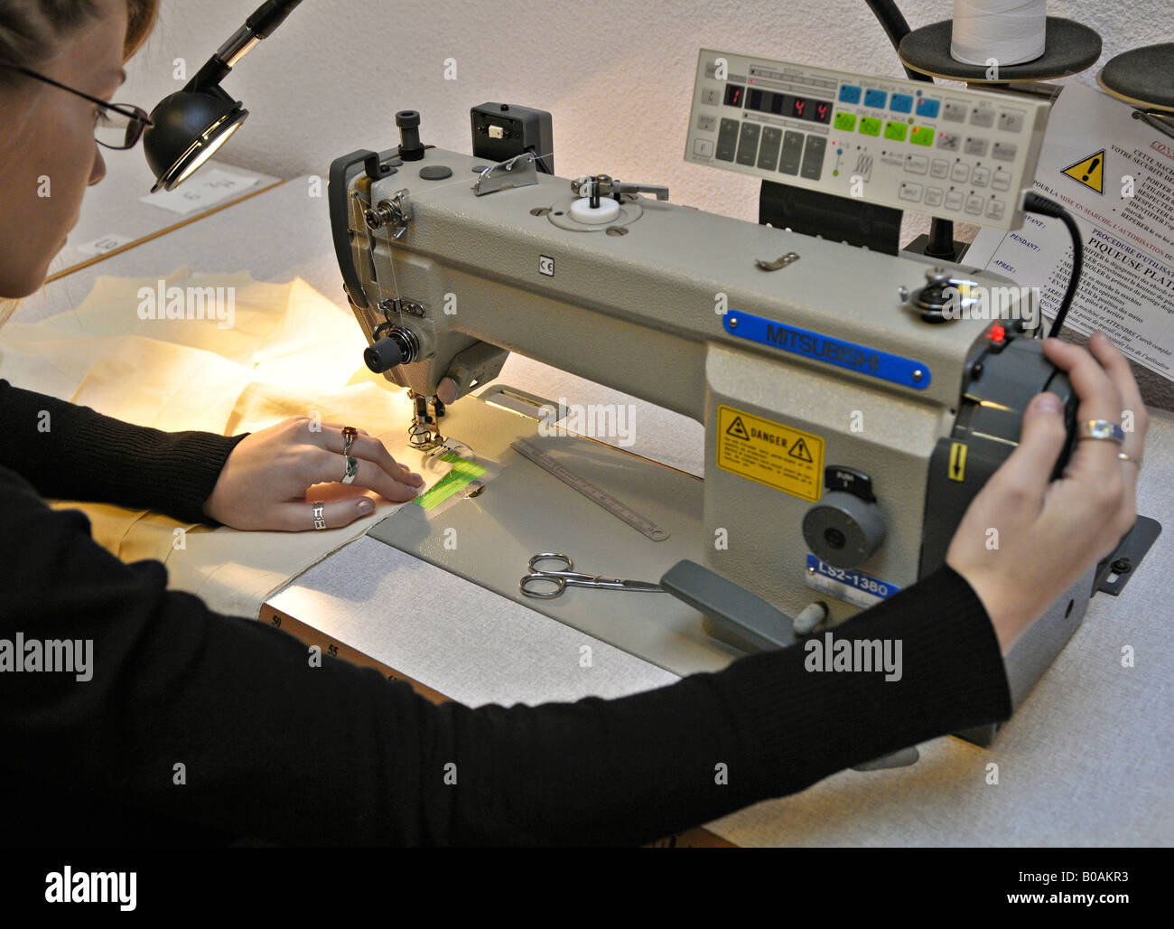 Lockstitch sewing machine hi-res stock photography and images - Alamy