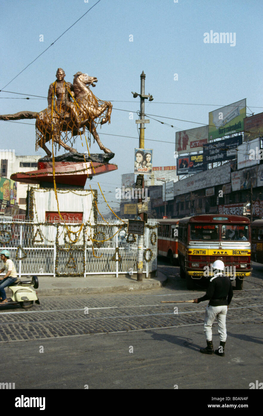 Kolkata India Policeman Directing Traffic With Lathi Stick Garlanded ...