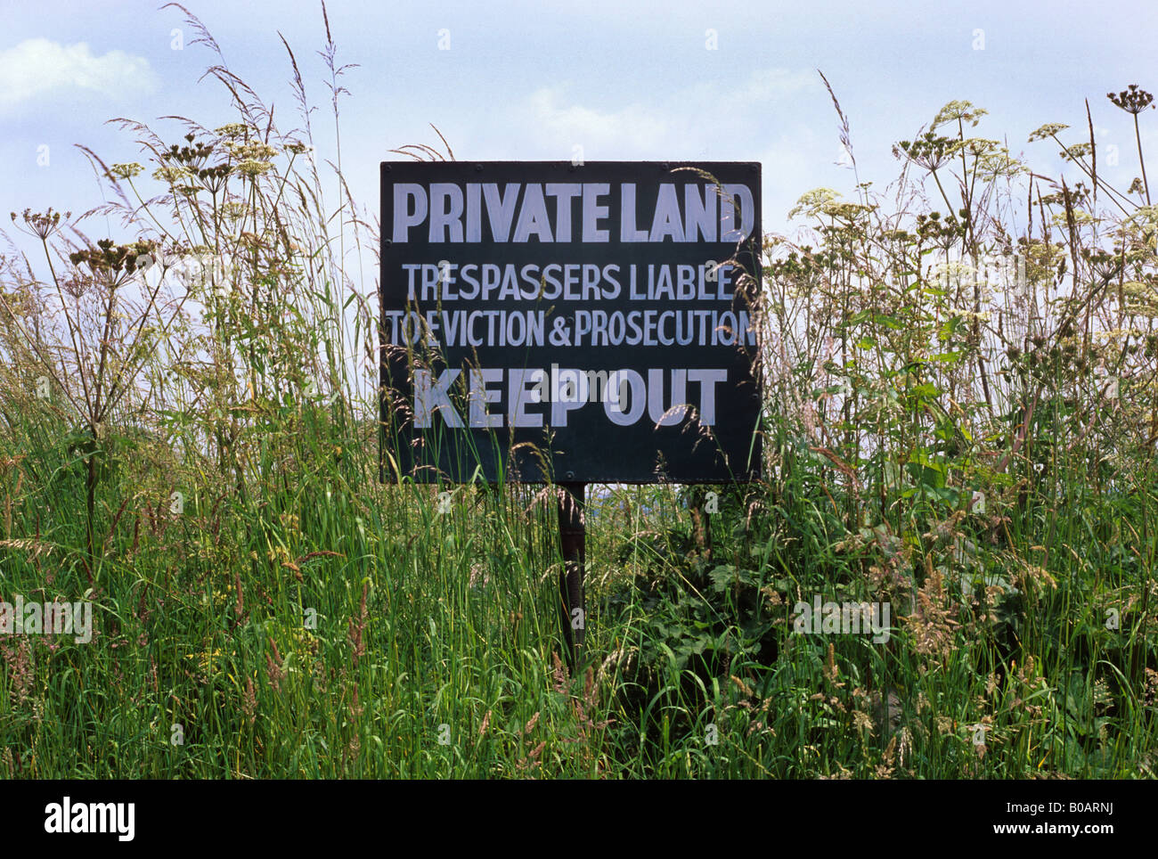 Sign no trespassers hi-res stock photography and images - Alamy