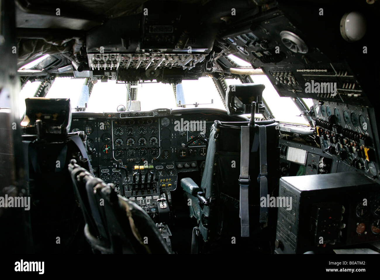 RAF SHACKLETON 1950's AIRCRAFT COCKPIT -IMPERIAL WAR MUSEUM DUXFORD ...