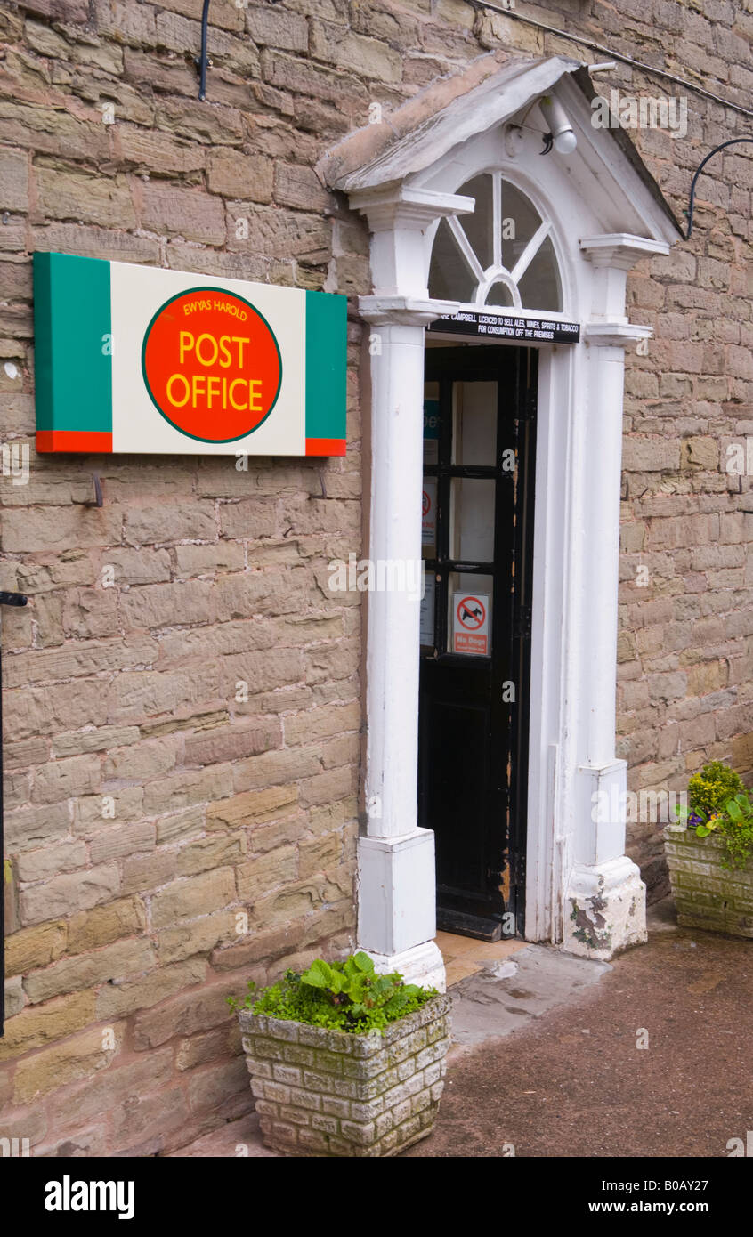 Front of post office store hi-res stock photography and images - Alamy
