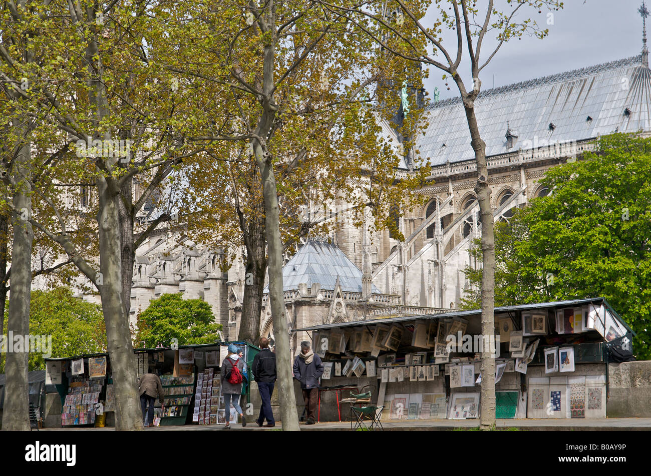 Book stalls along seine paris hi-res stock photography and images - Alamy