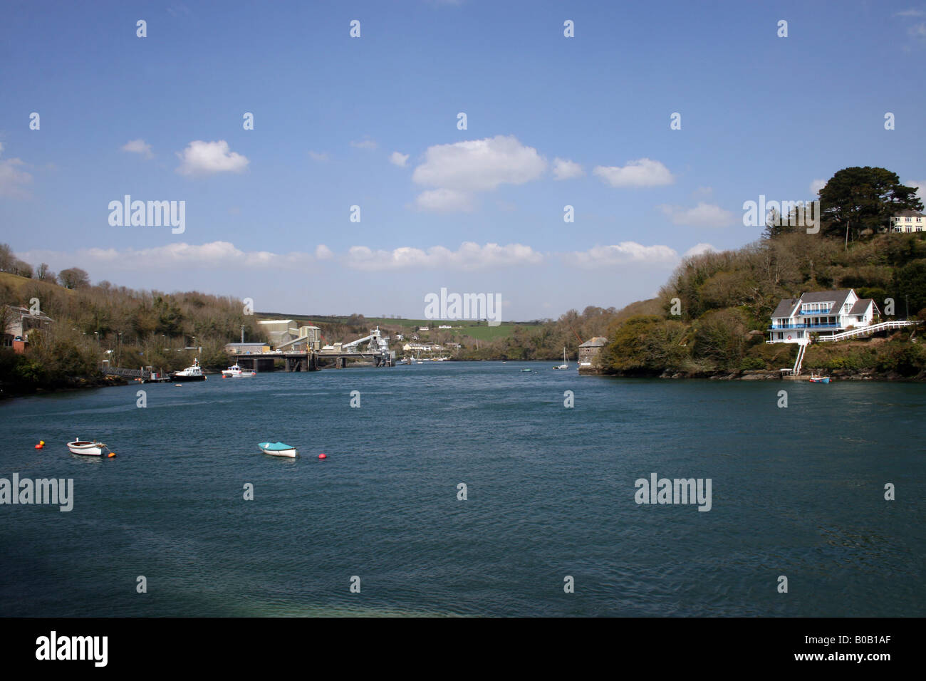 THE RIVER FOWEY FLOWING BETWEEN FOWEY AND BODINNICK. CORNWALL. ENGLAND ...