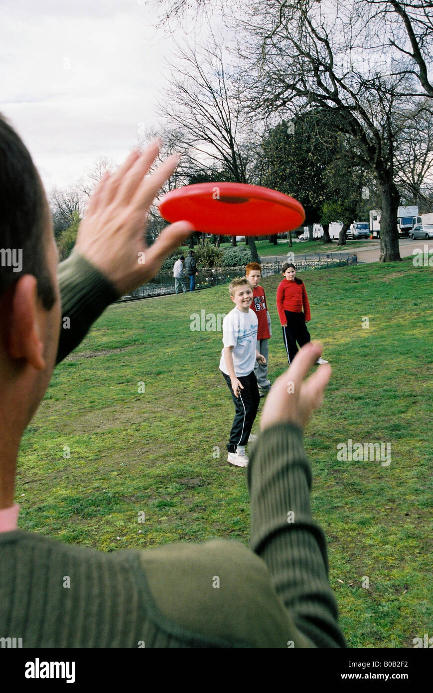 game of frisbee in the park Stock Photo - Alamy