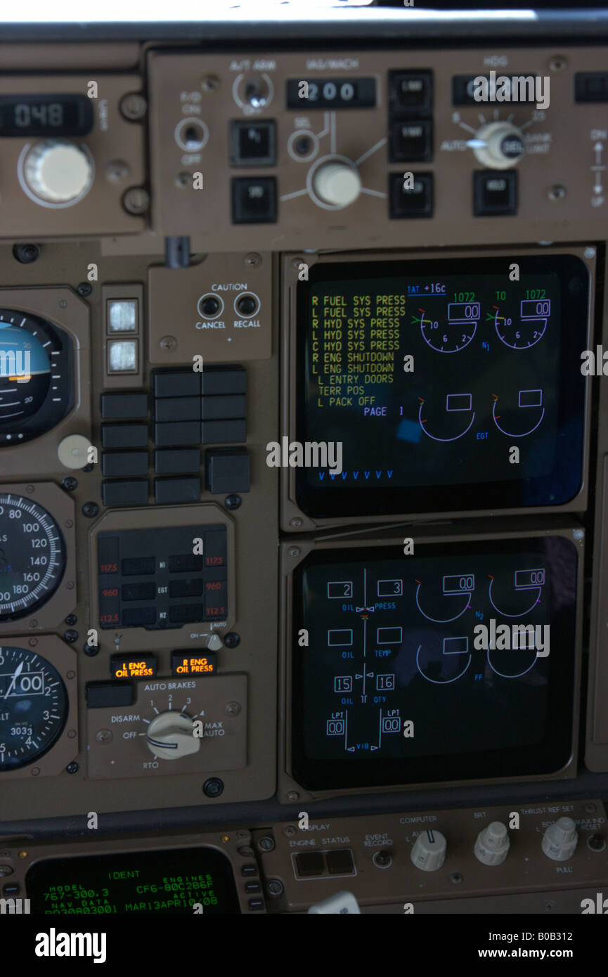 Boeing 767 cockpit hi-res stock photography and images - Alamy