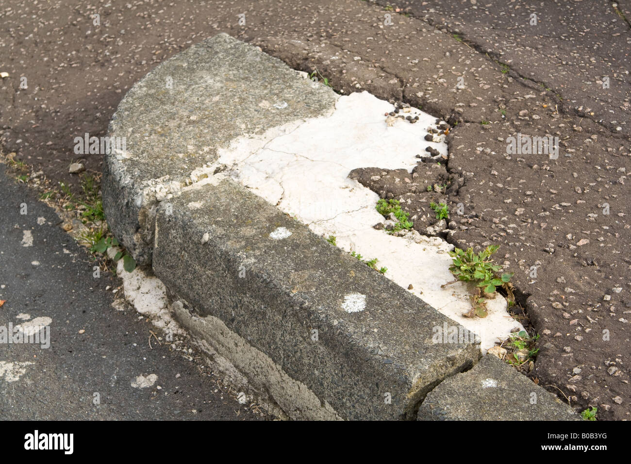 Raised kerb hi-res stock photography and images - Alamy