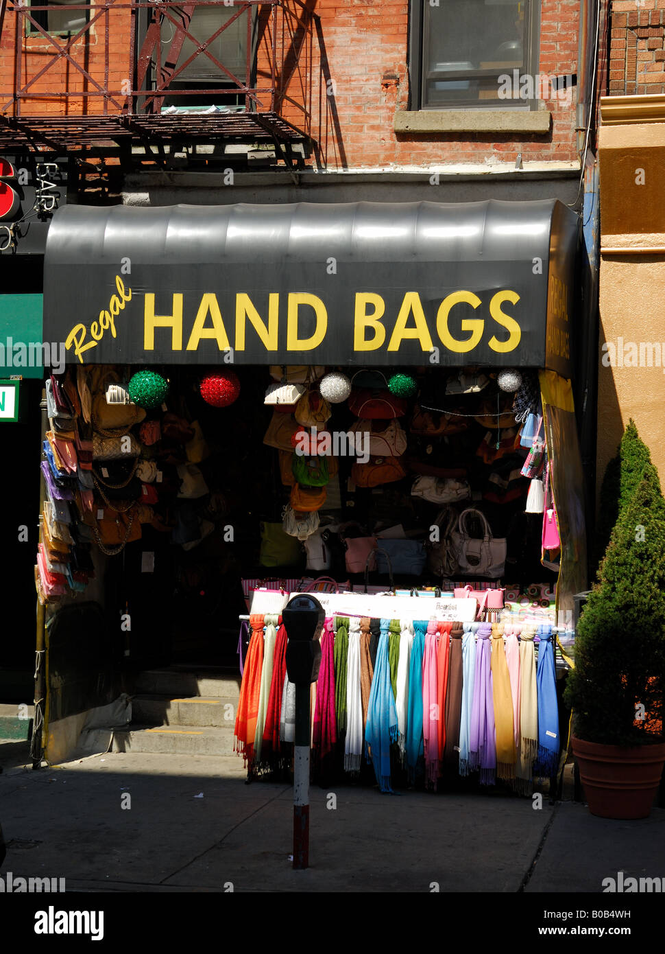 Lots of hand bags hi-res stock photography and images - Alamy