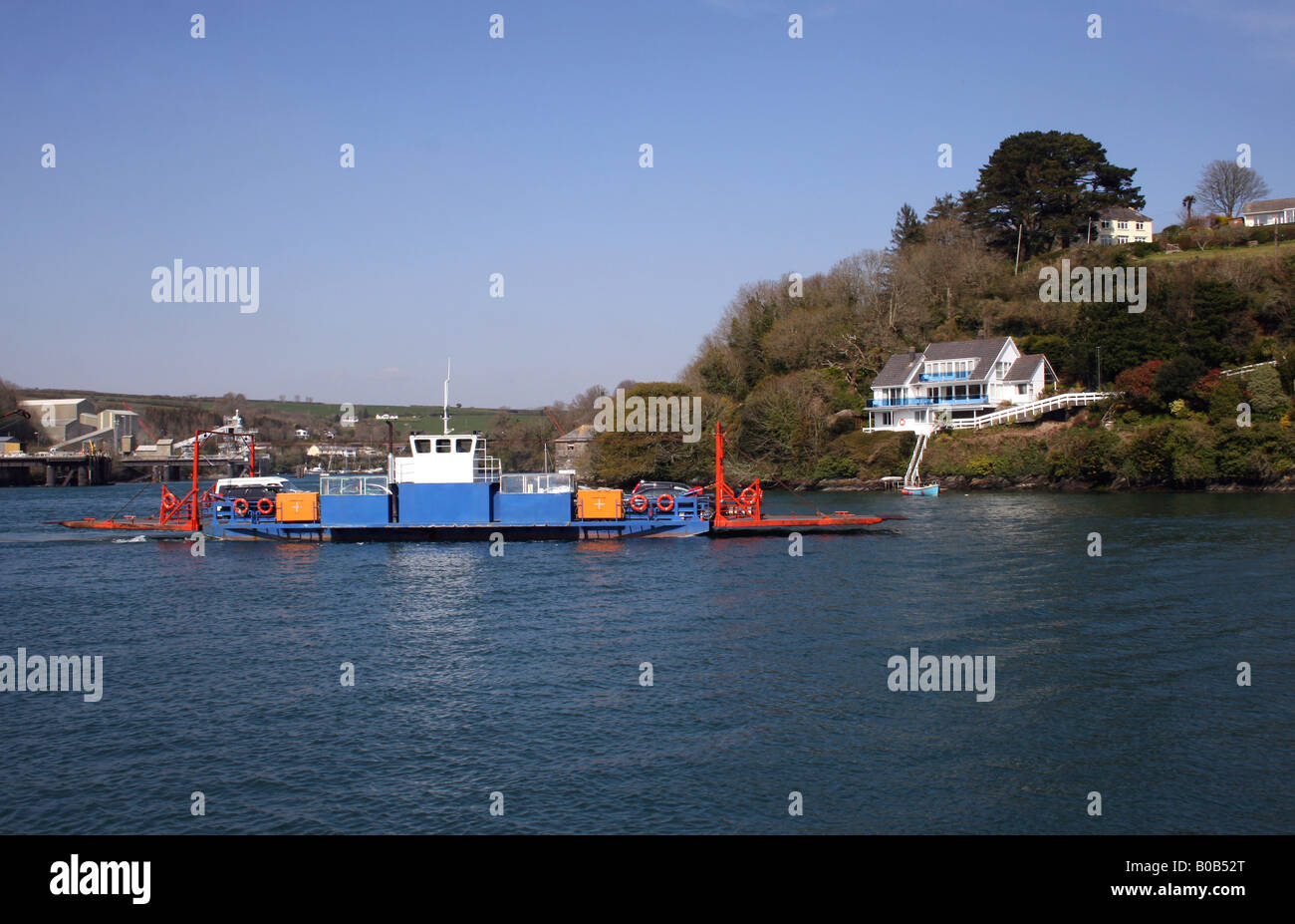 THE VEHICLE FERRY MAKING A CROSSING BETWEEN FOWEY AND BODINNICK ...