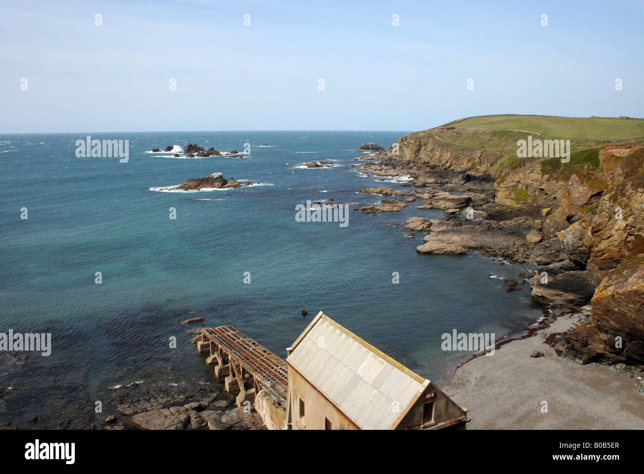 THE COASTLINE AND OLD LIFEBOAT HOUSE AT LIZARD HEAD ON THE CORNISH ...