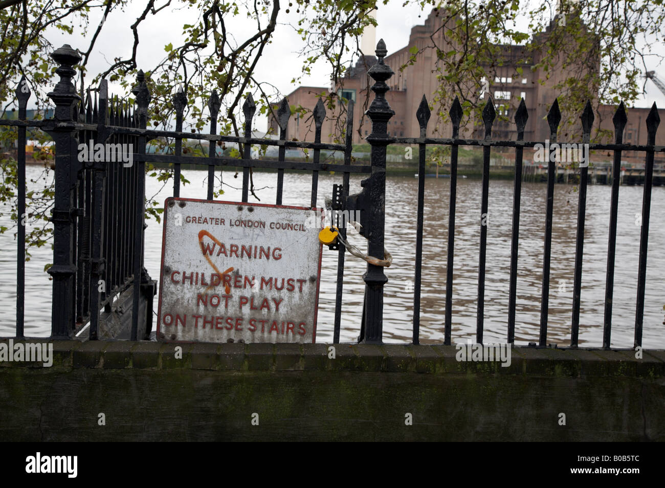 Children must not play warning sign Stock Photo - Alamy