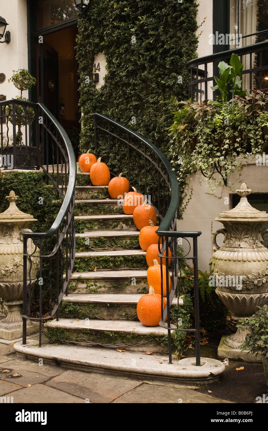 Wrought iron architecture in savannah hi-res stock photography and ...