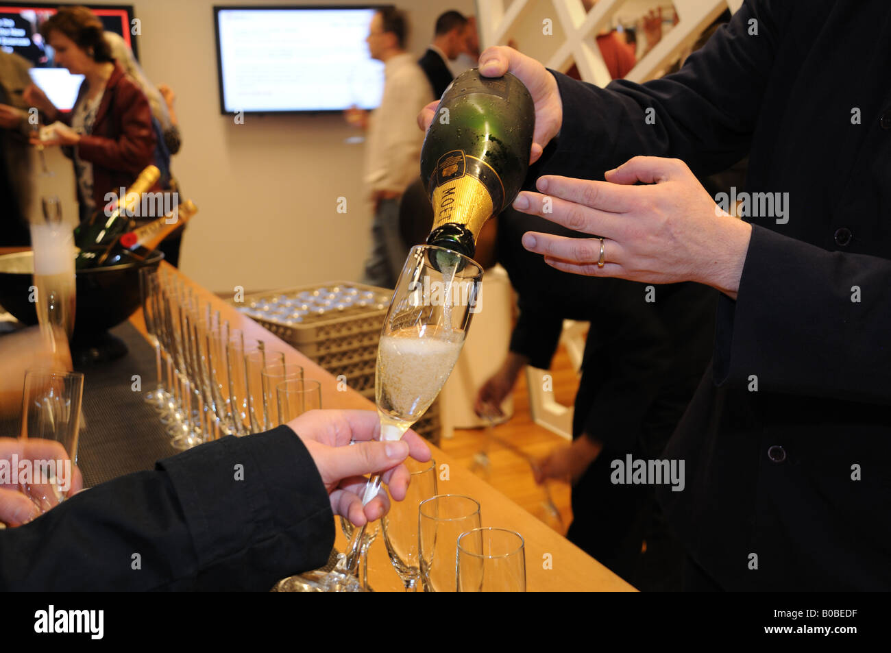 Pouring champagne at a reception Stock Photo - Alamy