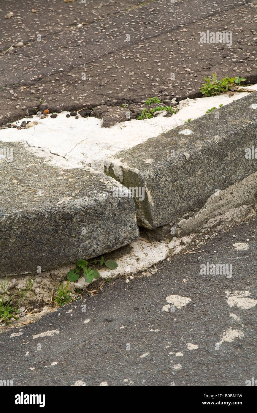 Raised kerb hi-res stock photography and images - Alamy