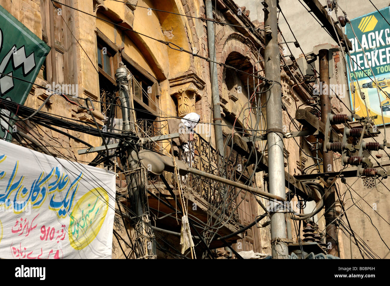 Lahore, Pakistan. Cables hangind in the street Stock Photo - Alamy