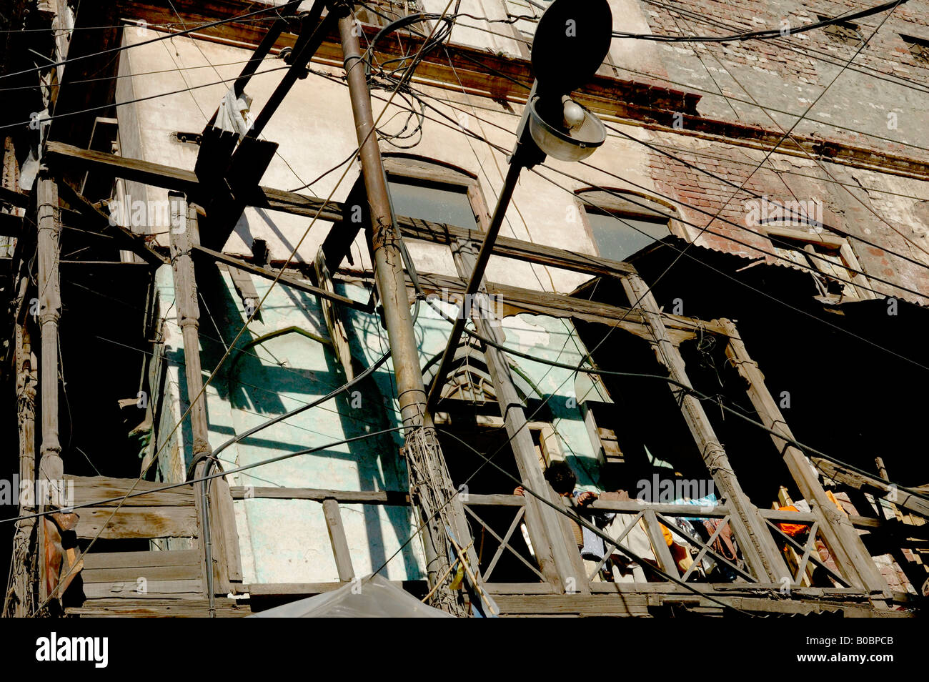 Lahore, Pakistan. Cables hangind in the street Stock Photo - Alamy