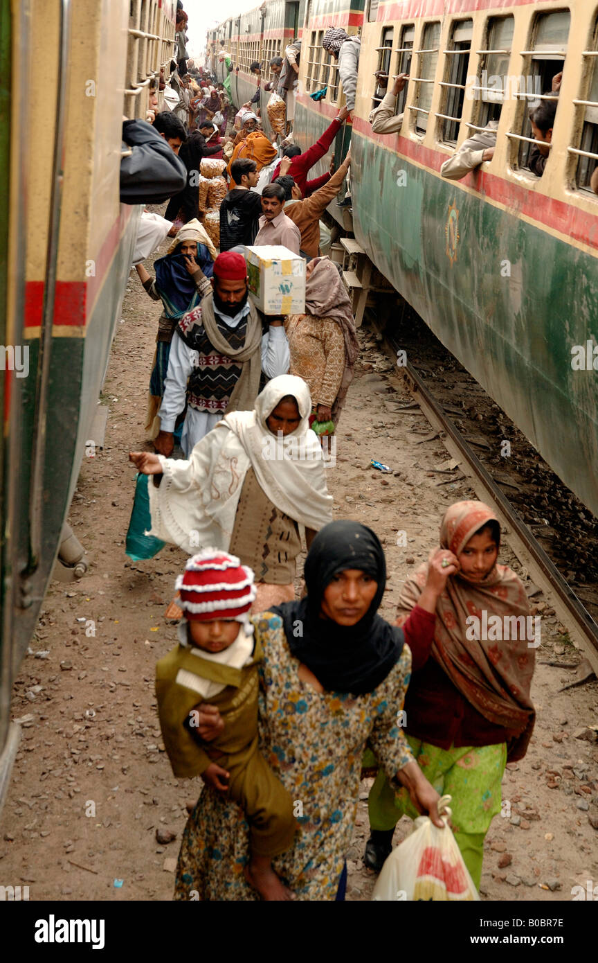 People changing trains in Pakistan. Woman, children, luggage Stock ...