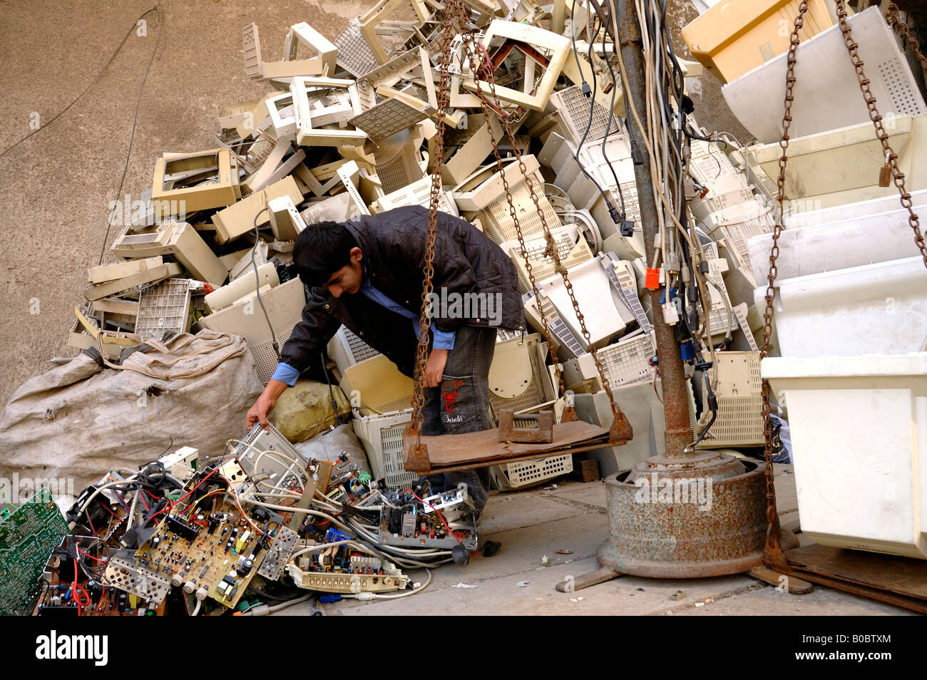 Old computer components street vendor in Lahore, Pakistan Stock Photo ...