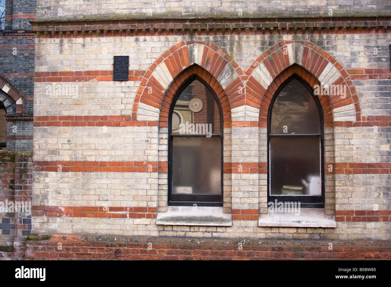 Red window archway hi-res stock photography and images - Alamy
