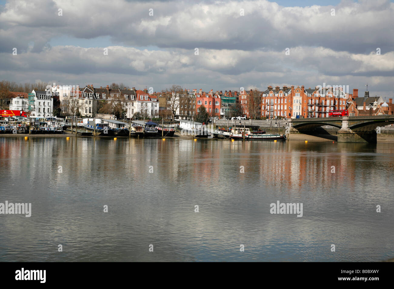 Looking across the River Thames to boats moored beside Cheyne Walk in ...