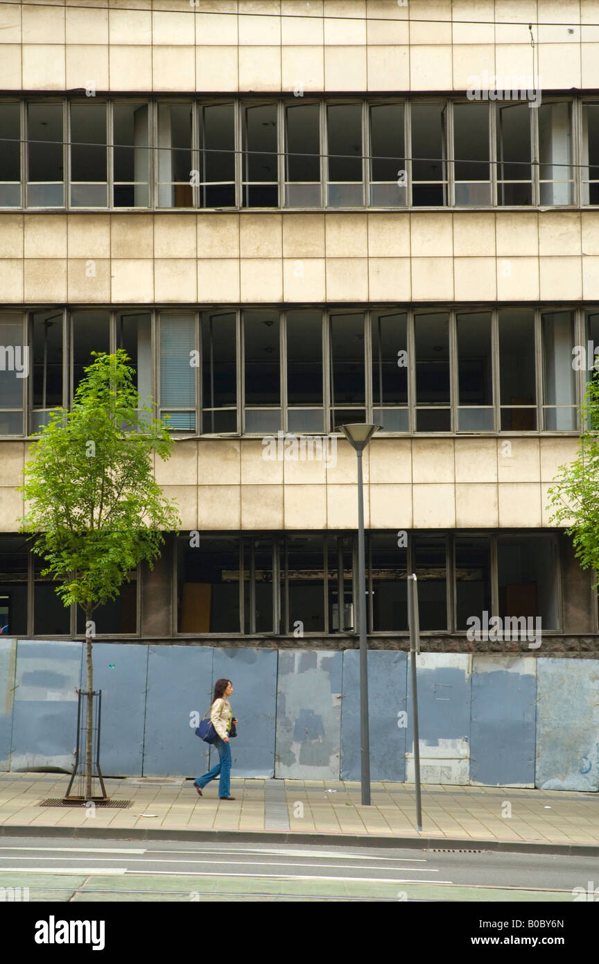 Pedestrian walking past building hi-res stock photography and images ...