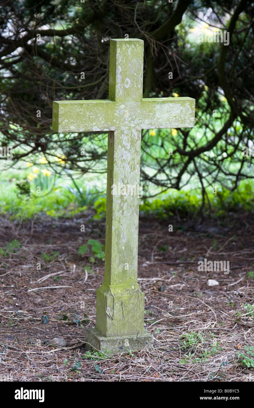 Leaning cross in graveyard hi-res stock photography and images - Alamy