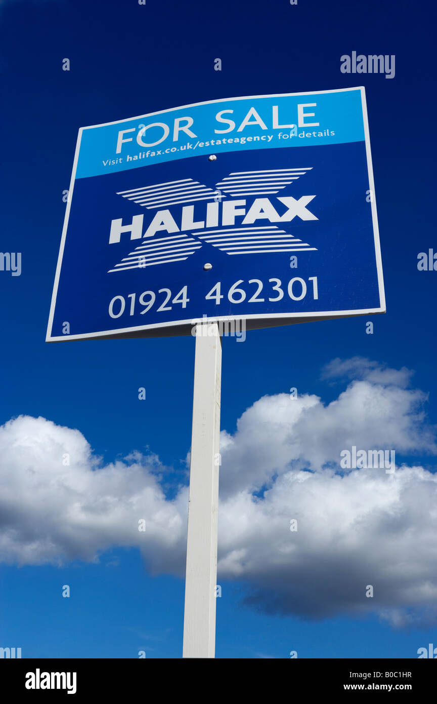 ESTATE AGENT HOUSE FOR SALE SIGN WITH BLUE SKY Stock Photo - Alamy
