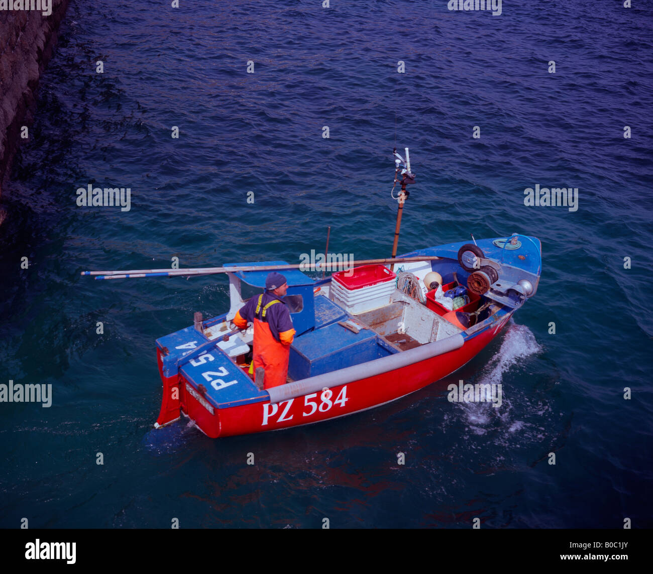Boat setting off uk hi-res stock photography and images - Alamy