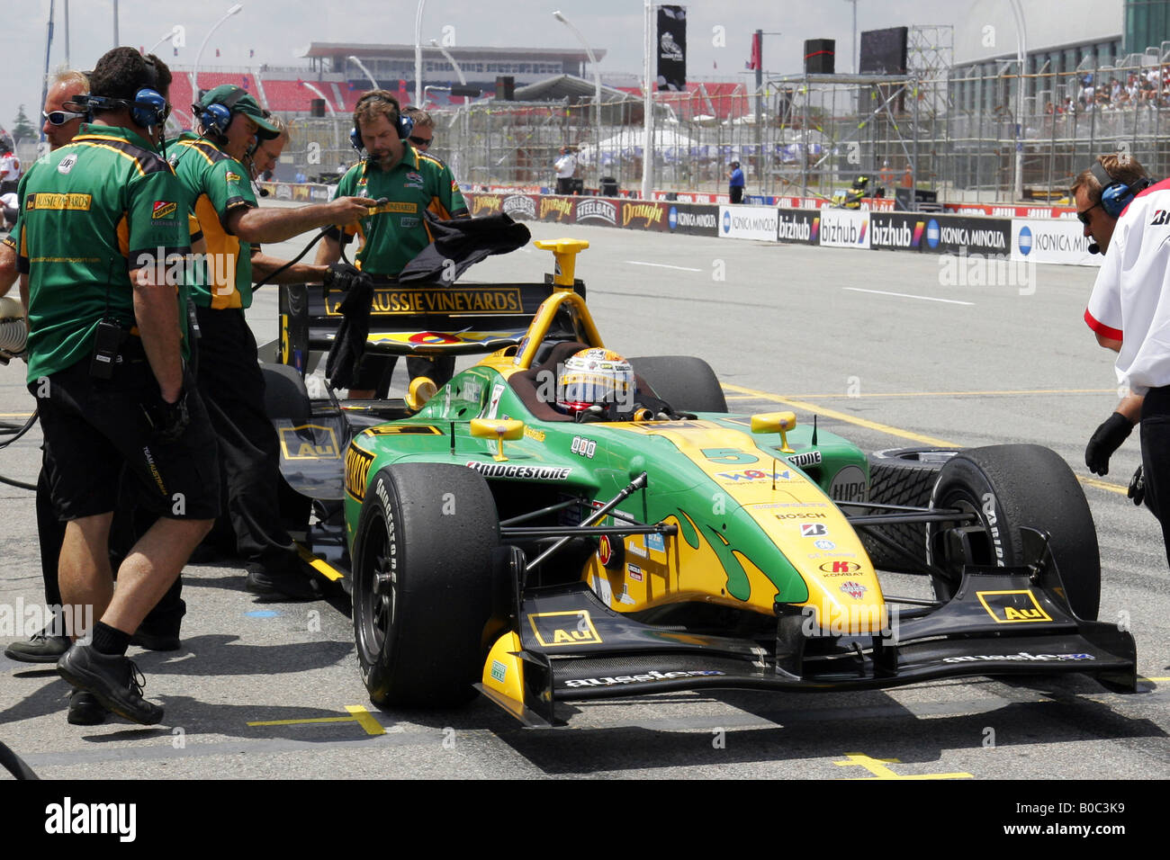 Auto racetrack pit crew hi-res stock photography and images - Alamy