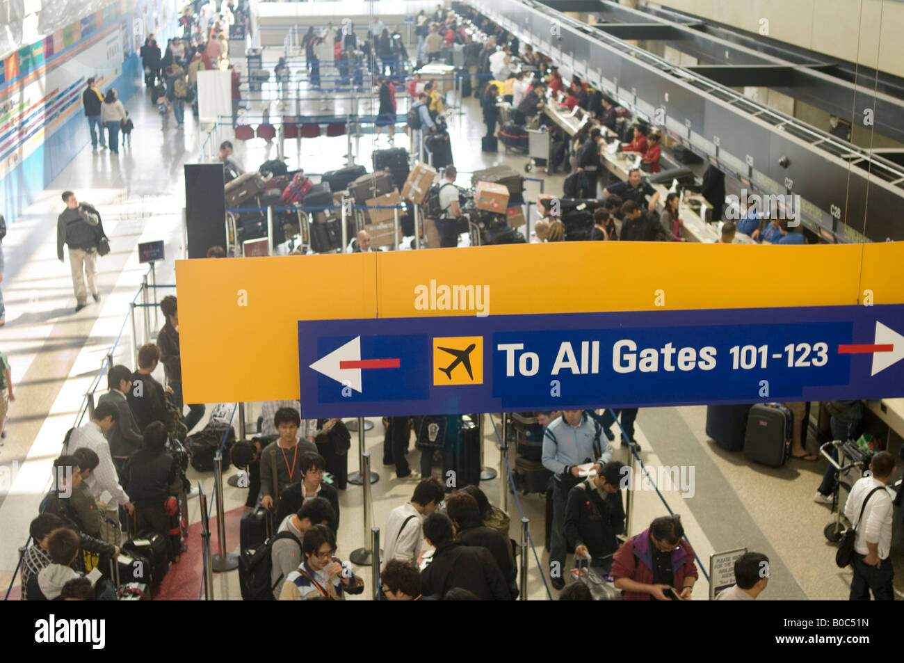 People waiting at arrivals airport hi-res stock photography and images ...