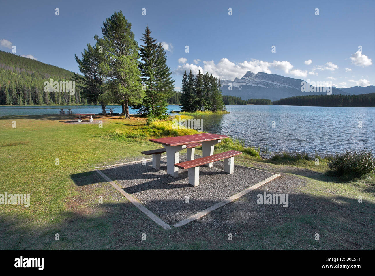 A cosy corner for picnic on coast of shallow lake in Canada Stock Photo ...