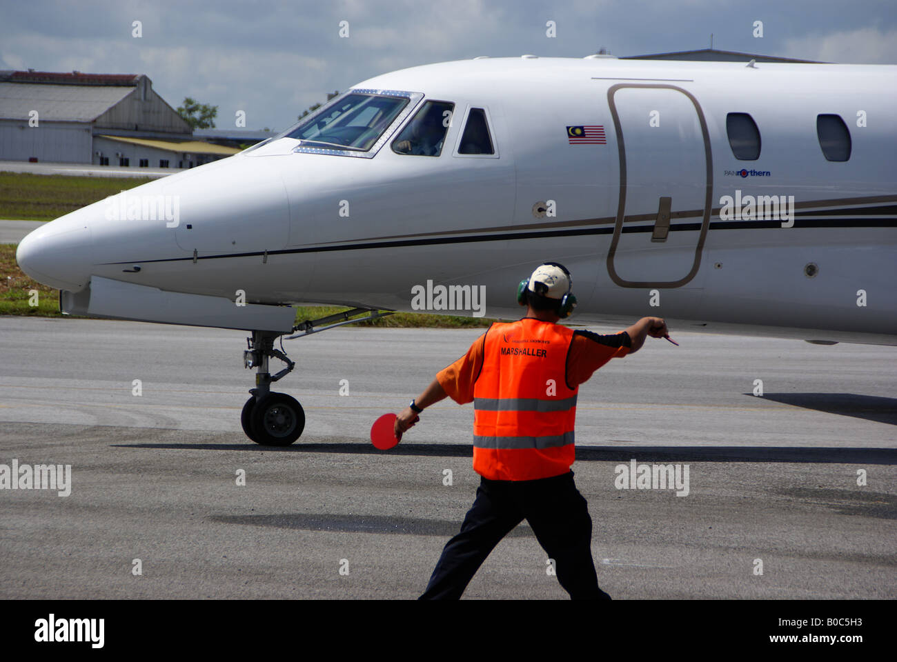 Aircraft marshalling hi-res stock photography and images - Alamy