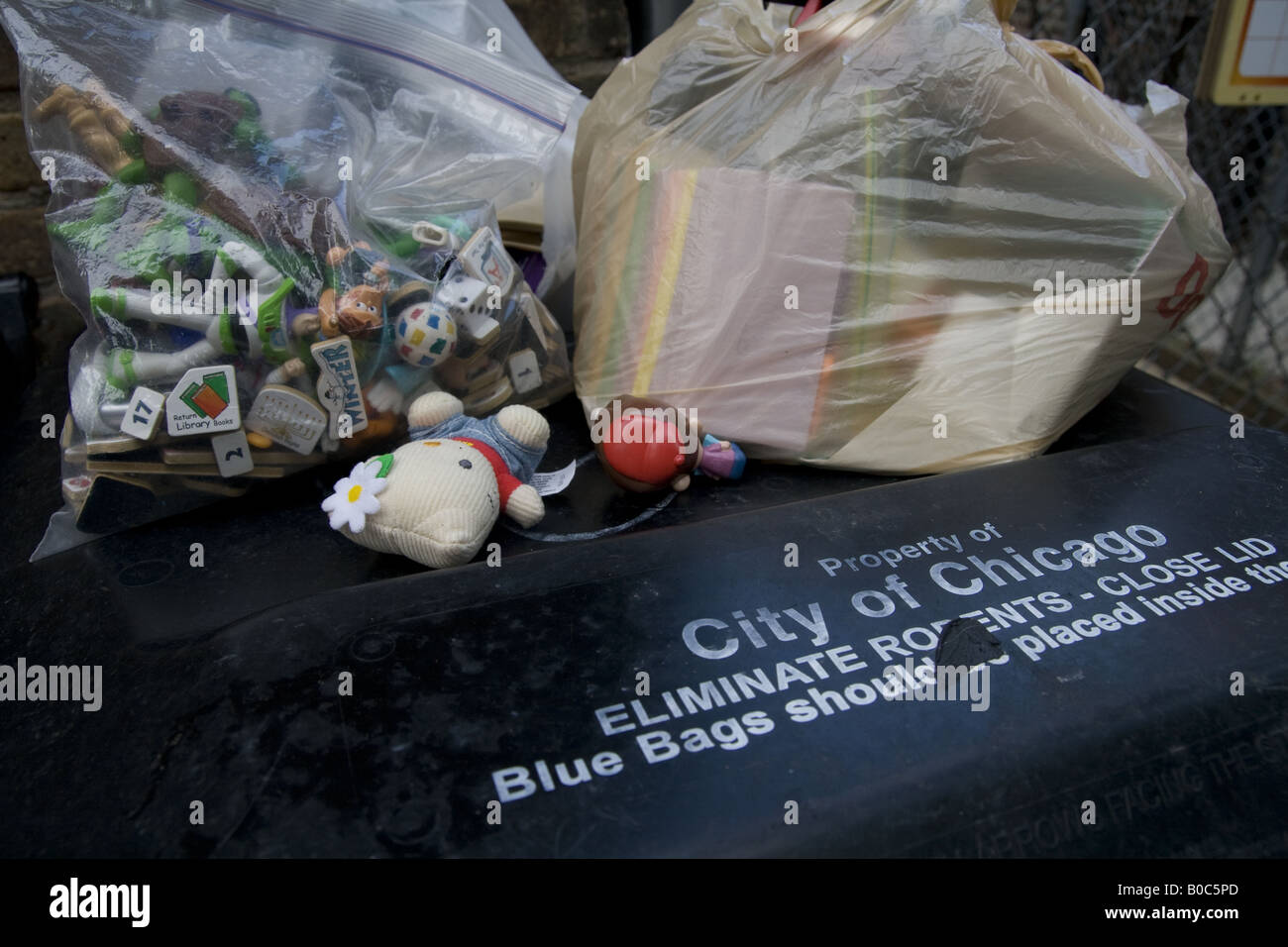 City of Chicago overflowing garbage can Stock Photo - Alamy